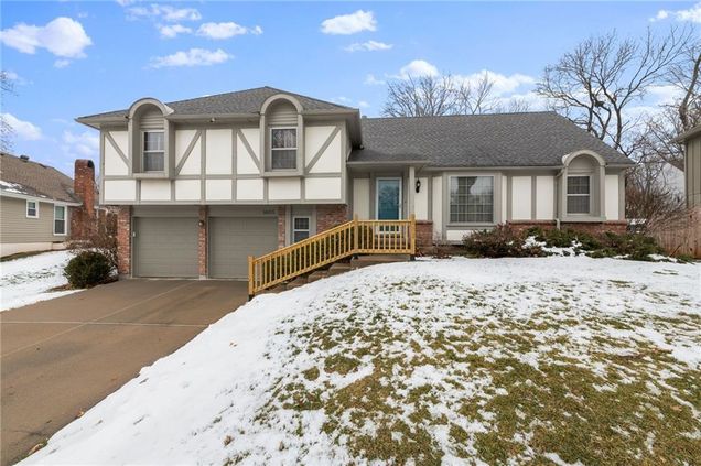 10215 Long St, Lenexa, KS 66215 | Estately 🧡 | MLS# 2478549