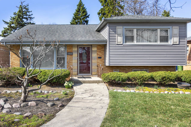 10028 Minnick Ave, Oak Lawn, IL 60453 | Estately 🧡 | MLS# 11047465
