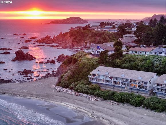 200 Macklyn Cove Dr #9, Brookings, OR 97415 | Estately 🧡 | MLS# 24159770