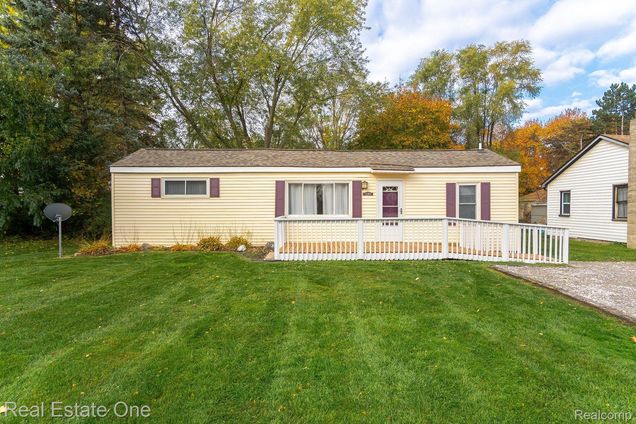 3301 Signet Dr, Waterford Twp, MI 48329 | Estately 🧡 | MLS# 20230092260