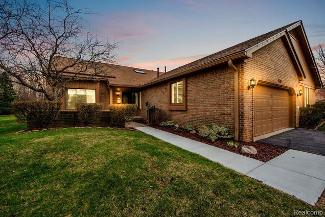 2211 London Bridge Dr, Rochester Hills, MI 48307 | Estately 🧡 | MLS ...