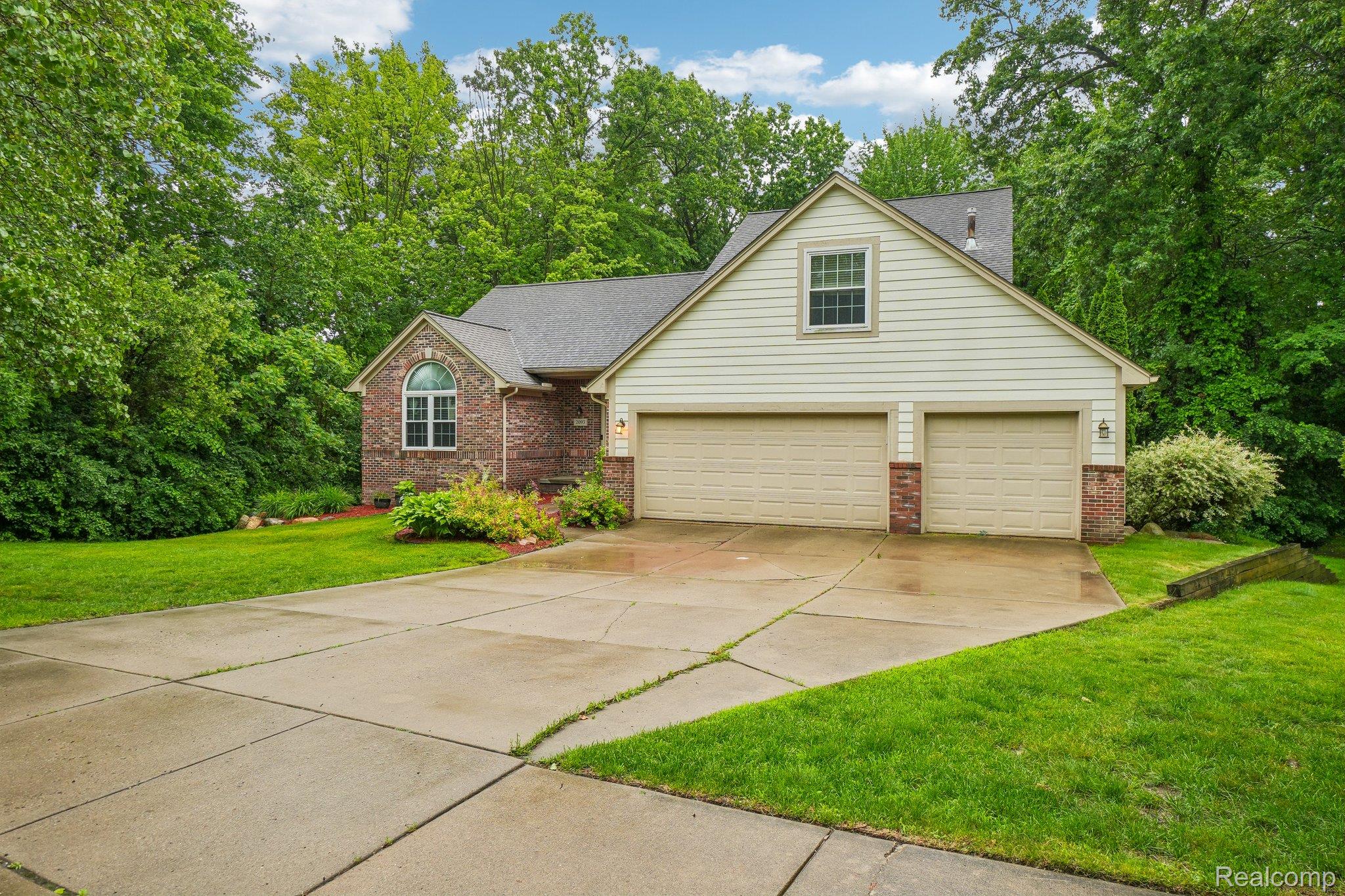 2093 Deer Run Trl, Waterford Charter Township, MI 48329 | Estately 🧡 ...