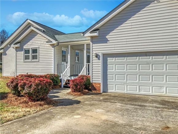 3749 Signet Dr, Winston Salem, NC 27101 | Estately 🧡 | MLS# 1133753