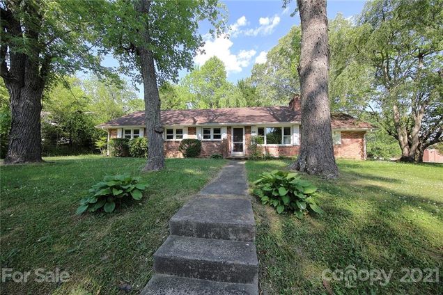 302 Ehringhaus St, Hendersonville, NC 28739 | Estately 🧡 | MLS# 3744654