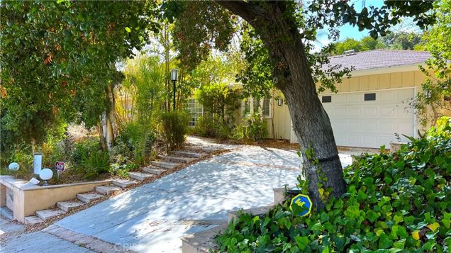 17040 Mooncrest Dr, Encino, CA 91436 | Estately 🧡 | MLS# SR22223288