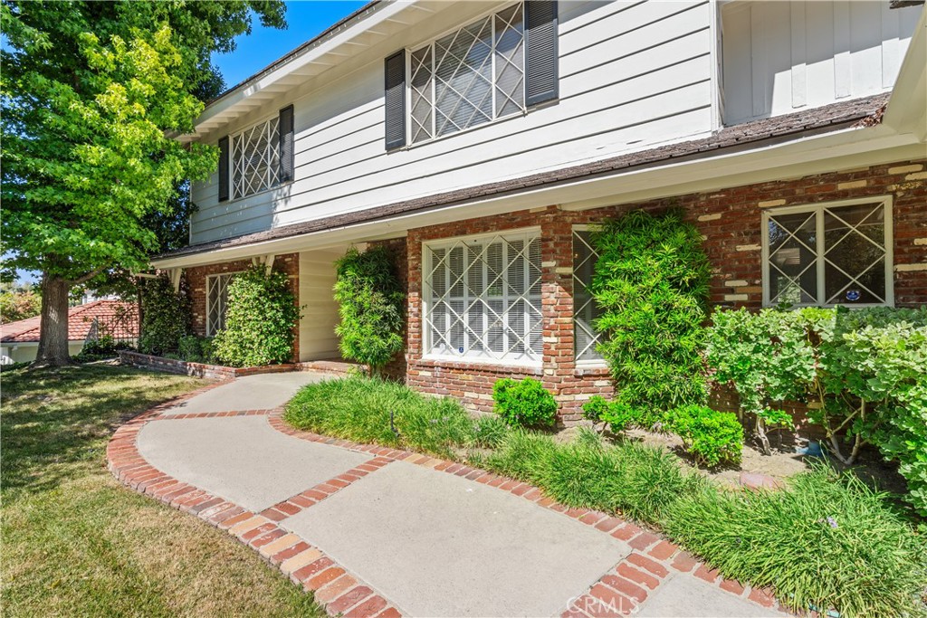 18268 Lake Encino Dr, Encino, CA 91316 | Estately 🧡 | MLS# SR26112684